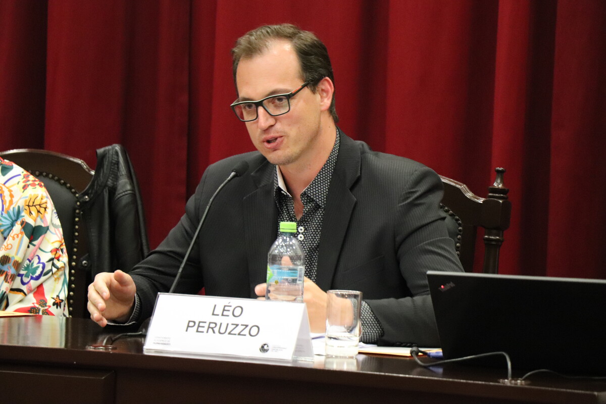 Professor Léo Peruzzo, do PPGF, realiza conferência em evento ...